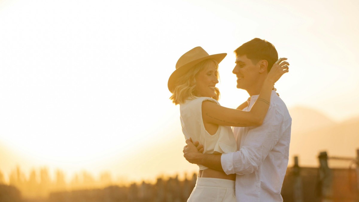 Nine reasons why couples who love each other stir up envy, according to ...