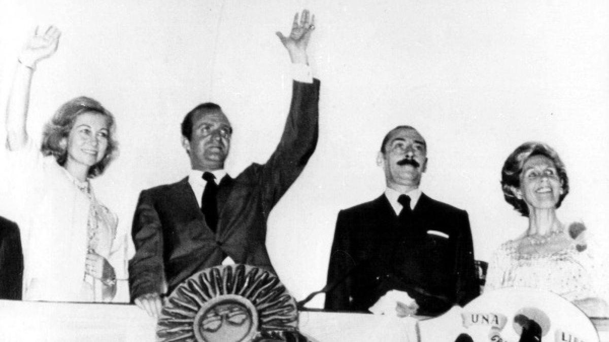 El Gobierno calla sobre la medalla que Juan Carlos I otorgó a Videla y ...