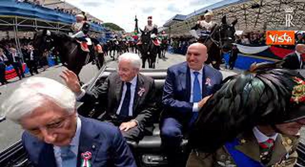 'Sei il migliore', folla saluta Mattarella che va via dai Fori ...