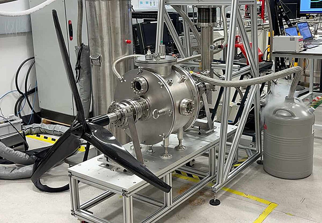 100KW fully superconducting aviation motor developed for electrical ...