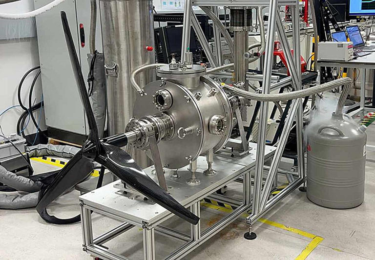 100KW fully superconducting aviation motor developed for electrical ...