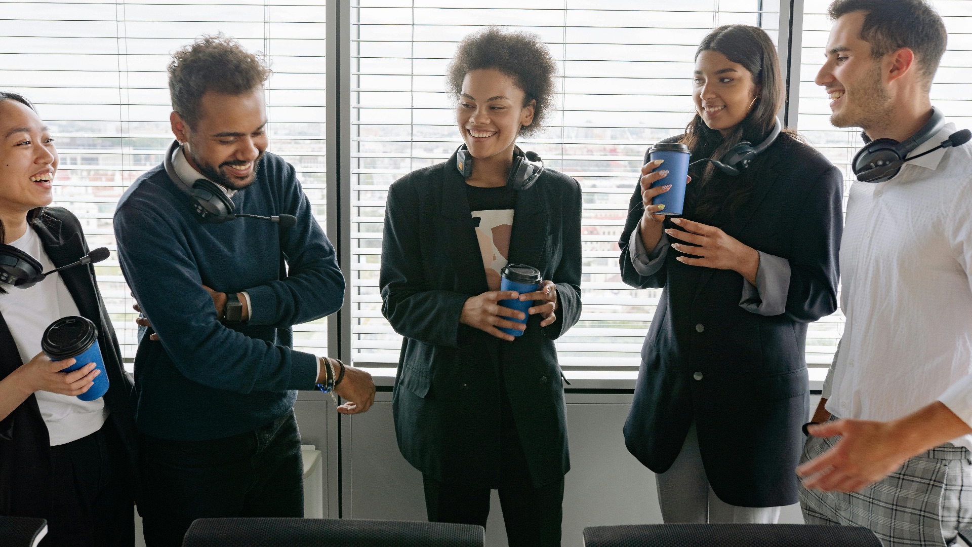 10 perks of meeting a partner organically & 10 of meeting one from an app