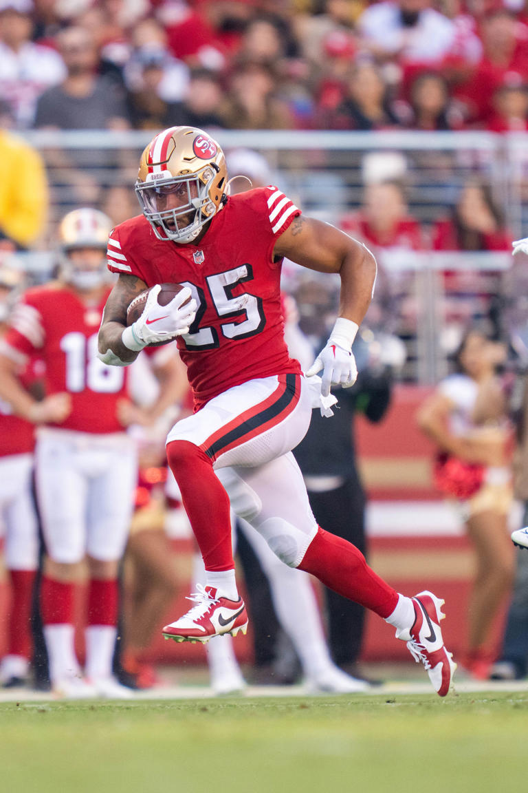 Eagles sign veteran running back ahead of OTA practice