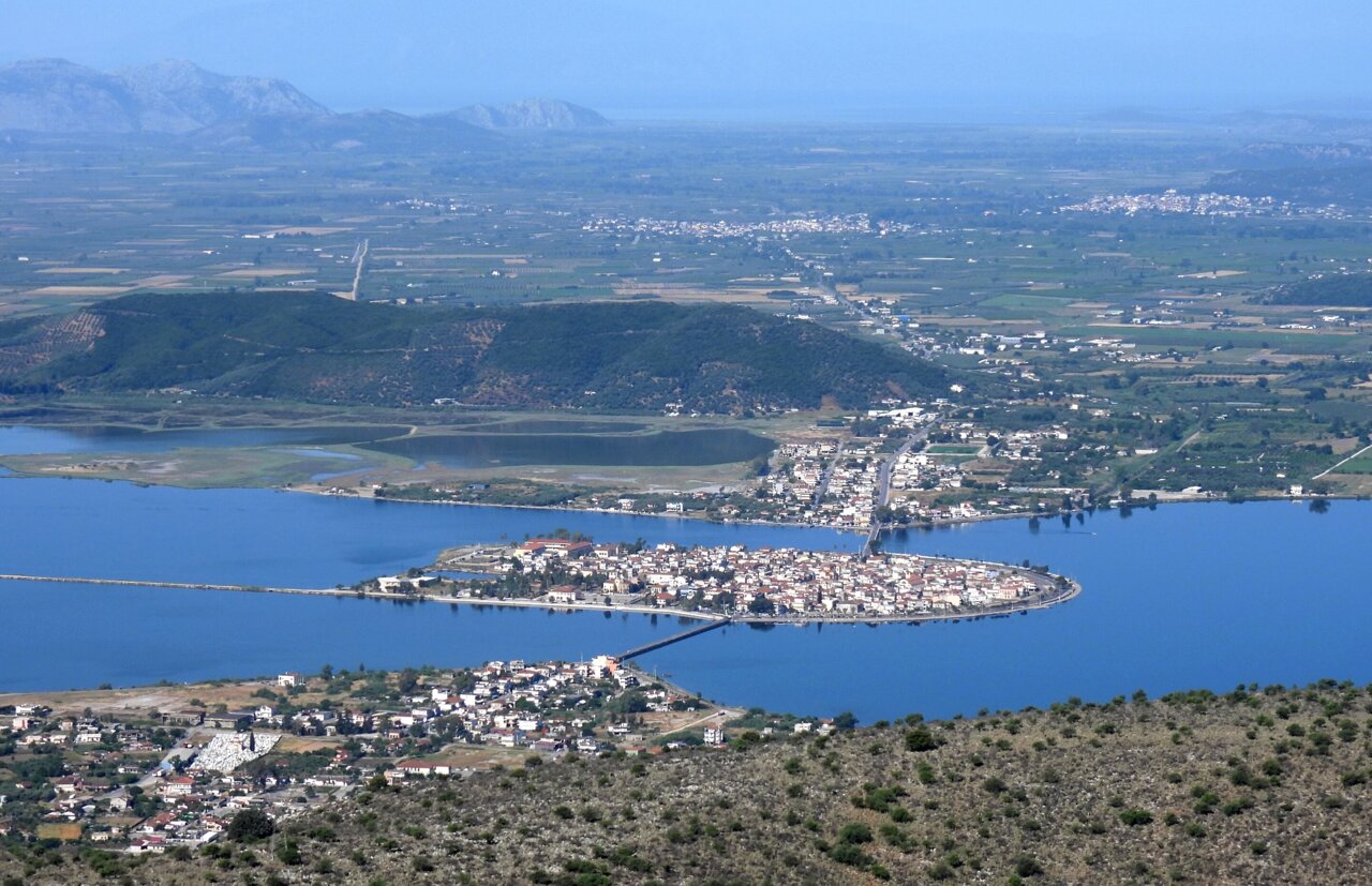 Twilight hunt reveals falcon feasting on unusual prey at Greek lagoon