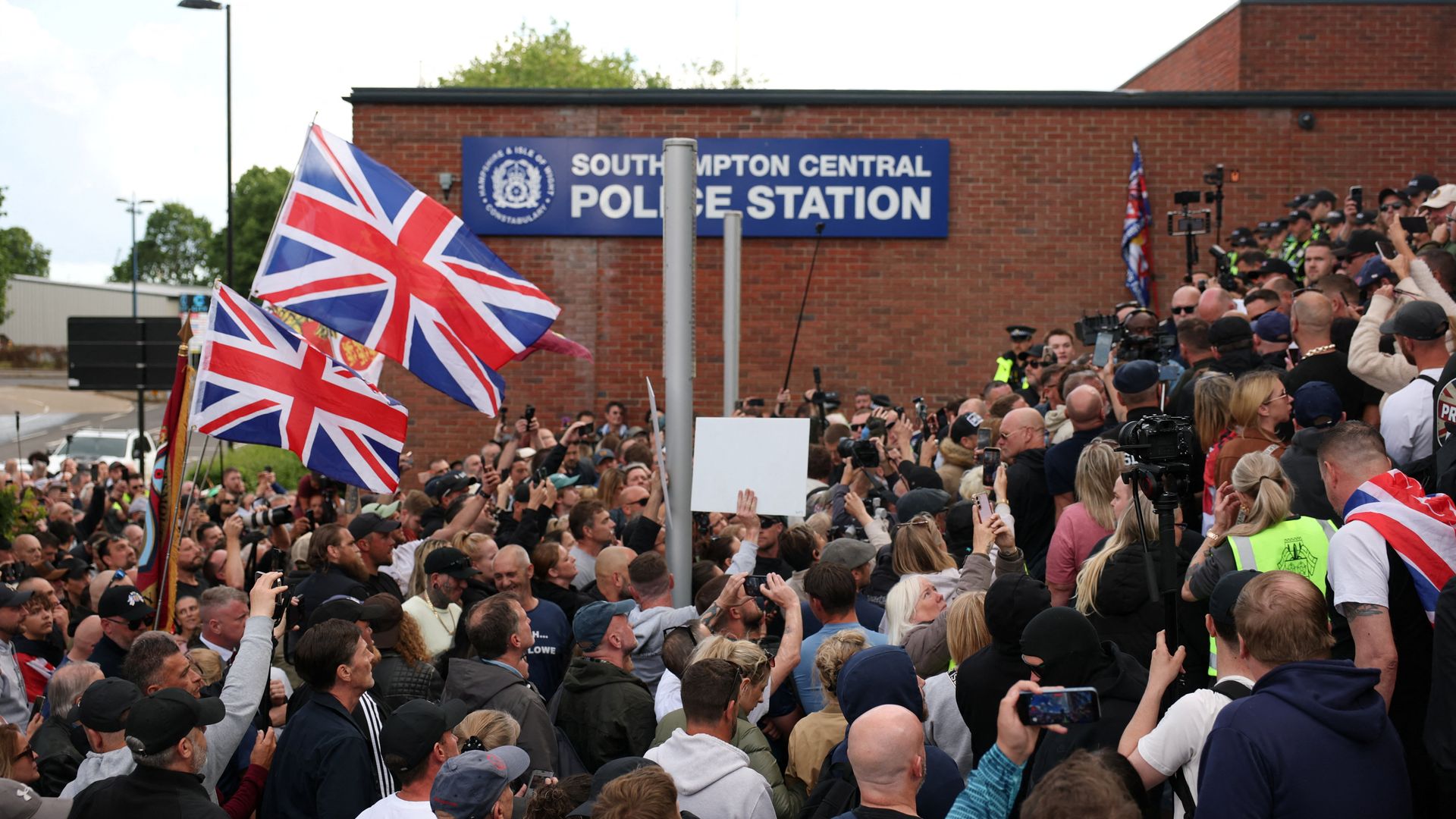 Fall Henry Nowak in Großbritannien: Polizisten legten Sterbendem ...