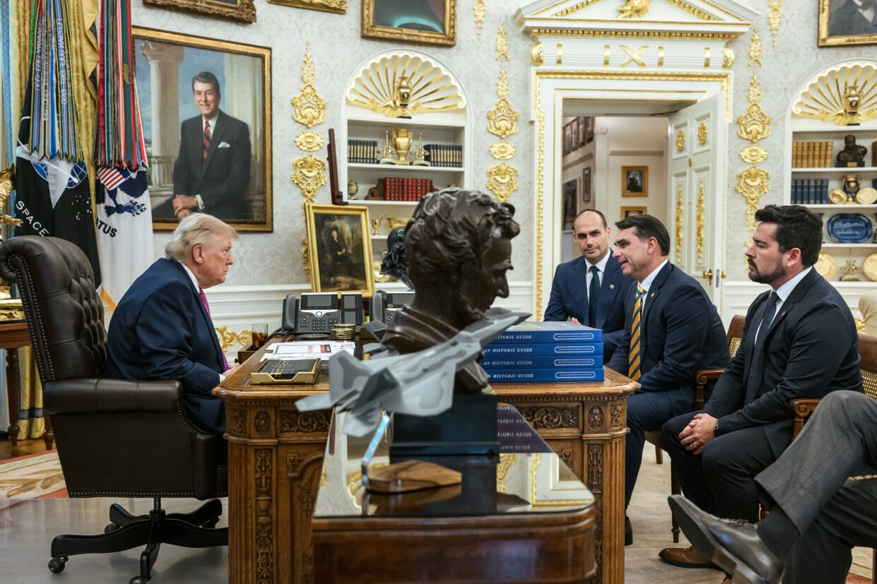 Vídeo: Flávio Bolsonaro promete “entregar Brasil para Trump” durante ...
