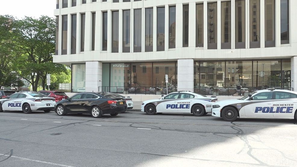 Police seek suspect in bank robbery in downtown Rochester