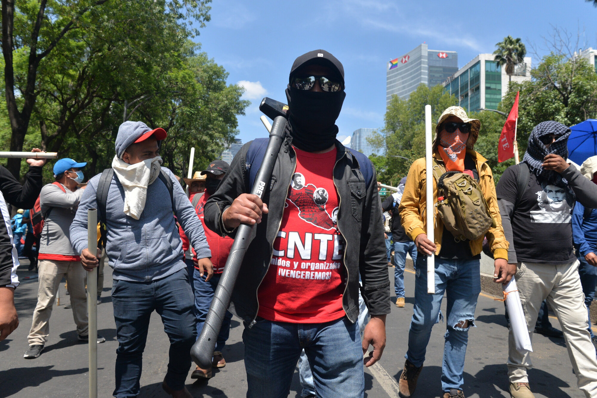 「W杯をボイコット」メキシコで教職員が大規模デモ、一部が暴徒化