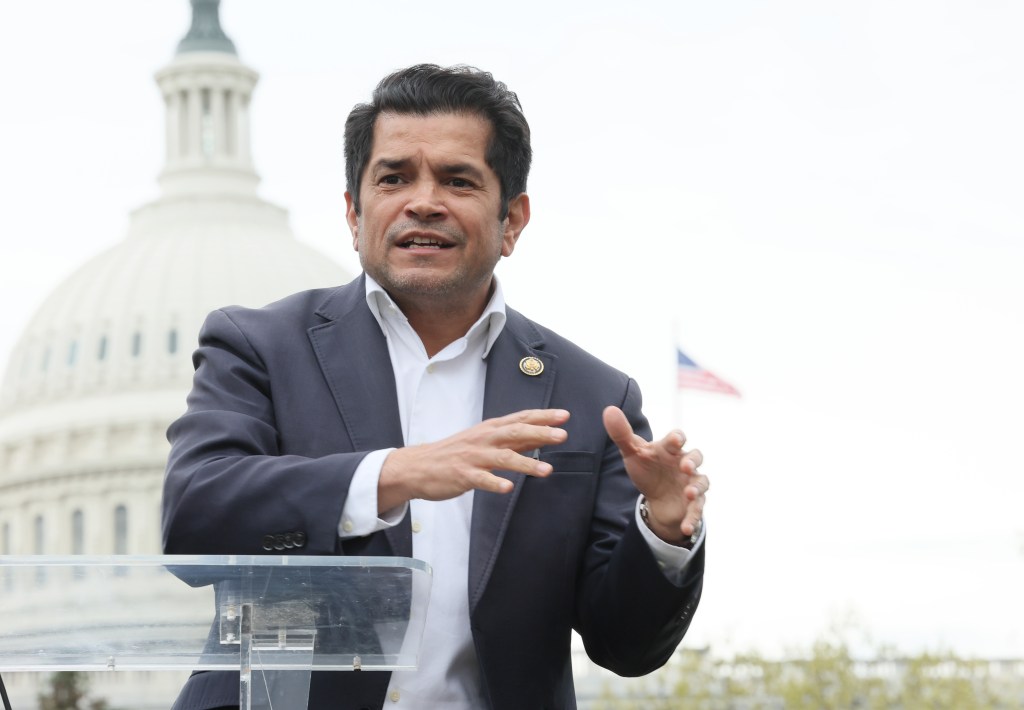 'Sleazebag' Dad Caucus founder Rep. Jimmy Gomez admits to cheating on ...