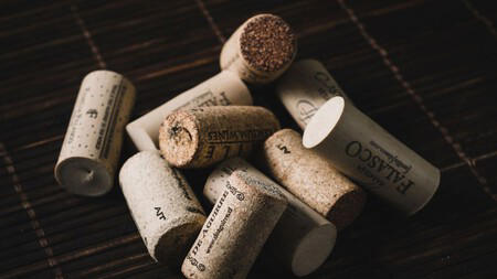 Ni trapos ni agarraderas: el truco del corcho de vino para sujetar ...
