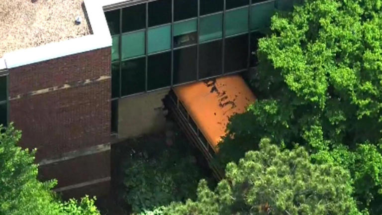 3 kids, 1 adult hurt when school bus slams into Hamline University ...