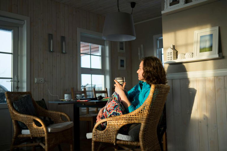 8 real signs a woman is happy — not just pretending to be