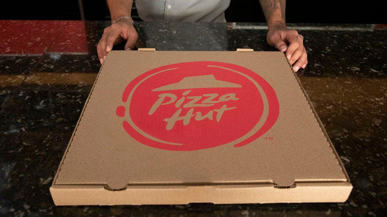 Pizza Hut employee was allegedly spit on and curb-stomped by a couple ...