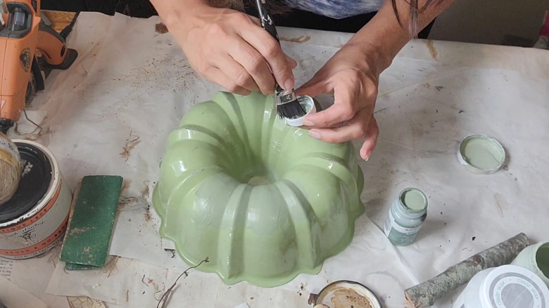 Don't toss an old bundt pan — make a rotating utensil storage solution