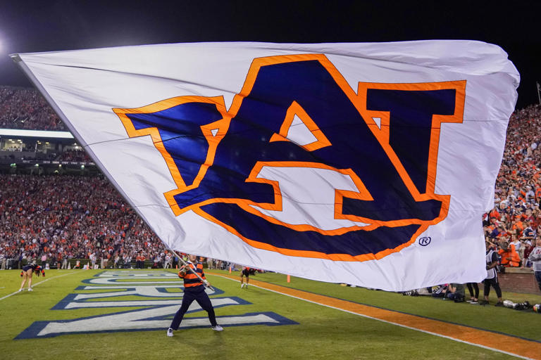 Three-star cornerback commits to Auburn after official visit