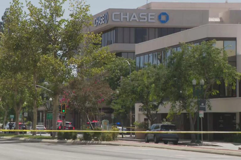Breaking: Man with 'bomb on chest' starts terrifying hostage situation ...