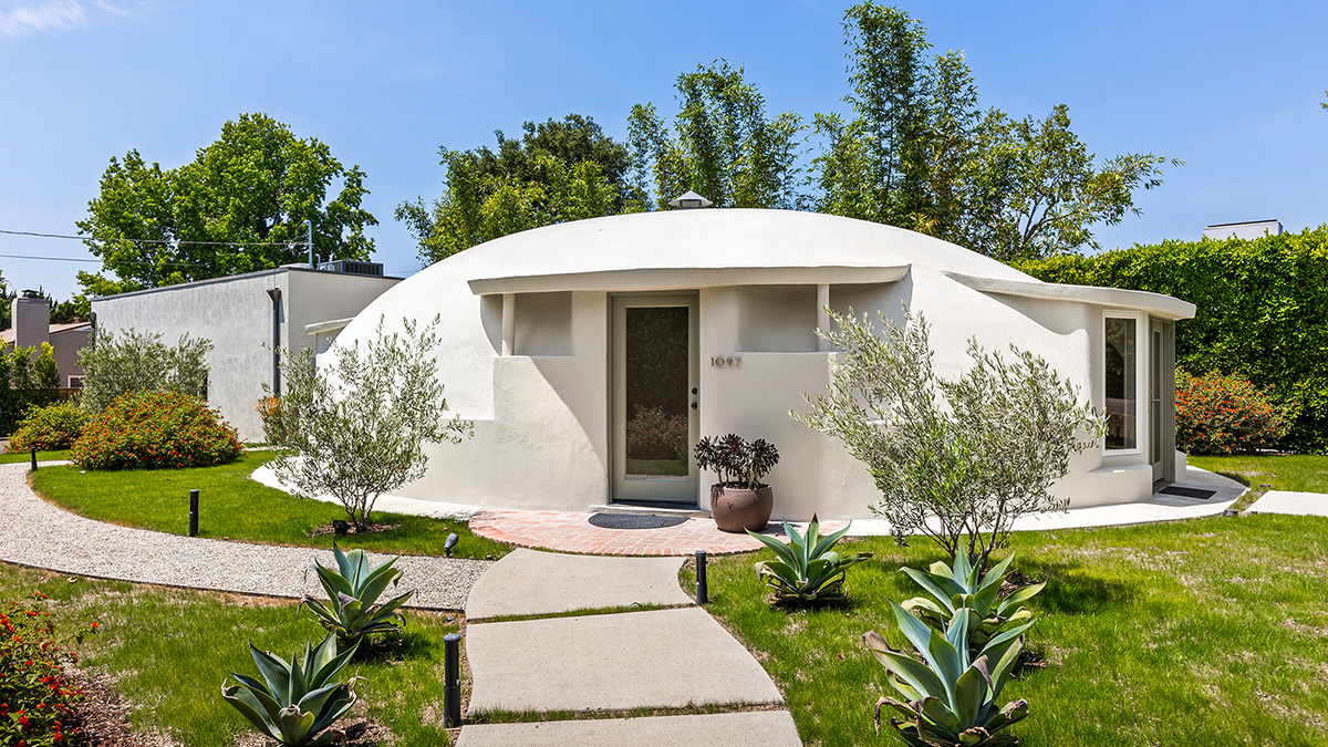 1097 South Los Robles Avenue in photos