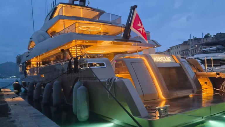 Cinquanta metri di lusso: a Portoferraio c’è il mega yacht di Maria ...