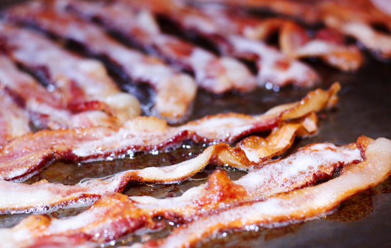 I found the fastest, cleanest way to make bacon (it's not the stove ...