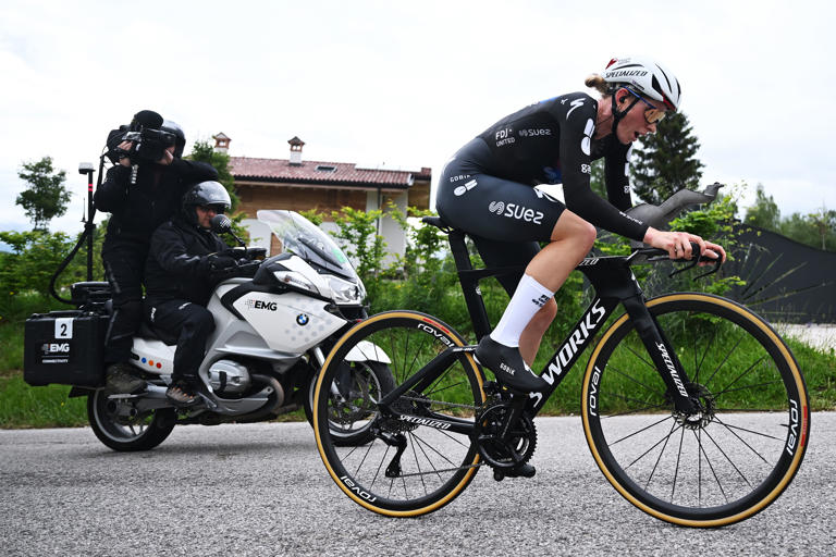 Giro d'Italia: Anna van der Breggen crushes opposition in stage 4 time ...