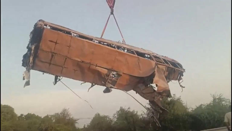 7 killed as Maharashtra ST bus crashes into tractor, catches fire after ...