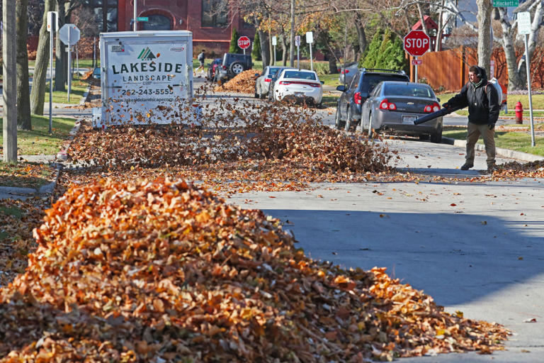 Milwaukee restores street raking of leaves after resident complaints