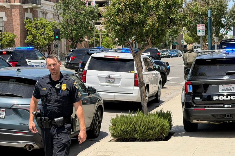 Man with 'bomb on chest' starts terrifying hostage situation at Chase ...