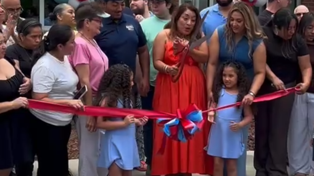 "Girls, watch your fingers" as Island Bagel & Deli cuts ribbon at new ...