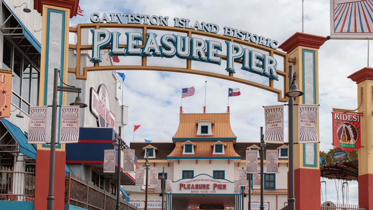 No evidence woman sued firefighter after roller coaster rescue