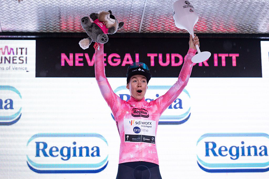 Van der Breggen takes maglia rosa after turning back clock with ...