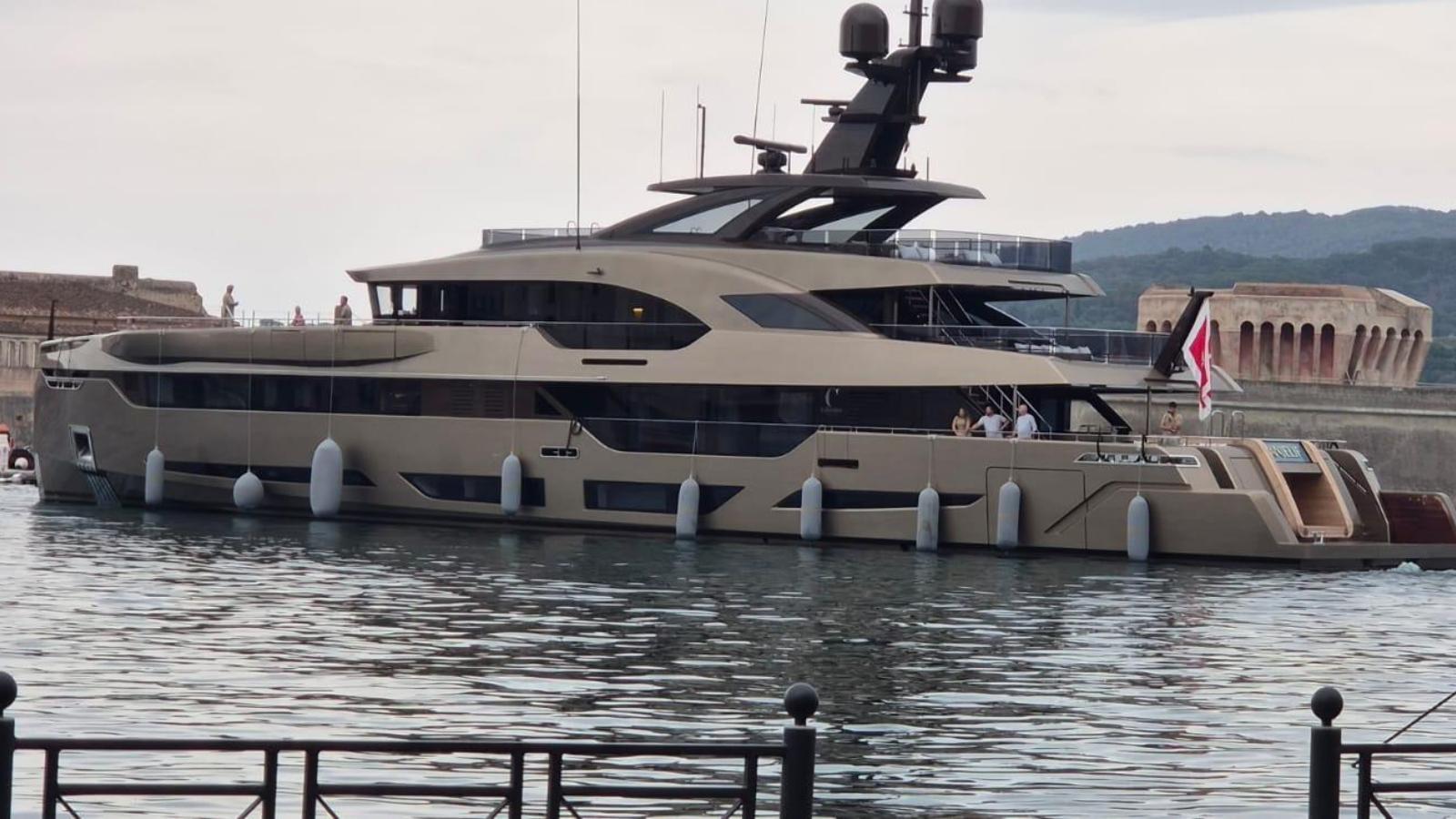 Cinquanta metri di lusso: a Portoferraio c’è il mega yacht di Maria ...