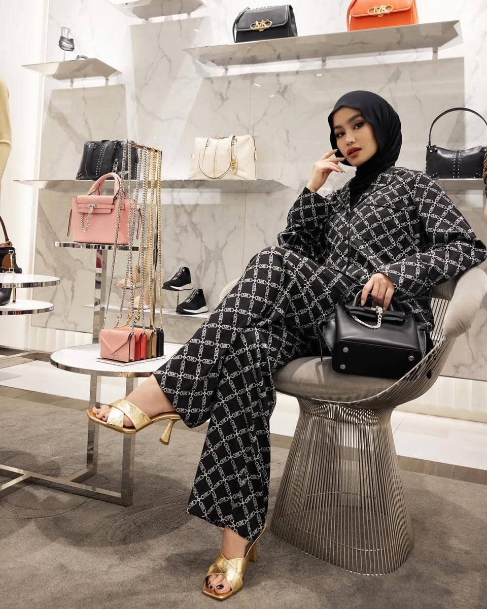 7 inspirasi gaya hijab clean luxury a la selebgram yang elegan