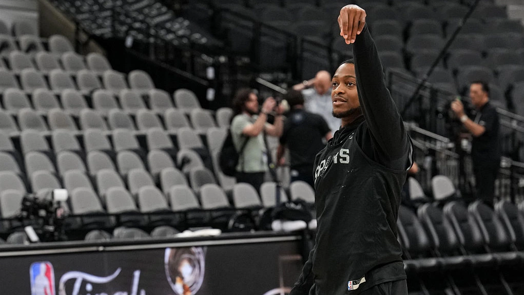 Spurs coach says De’Aaron Fox’s health improving before finals