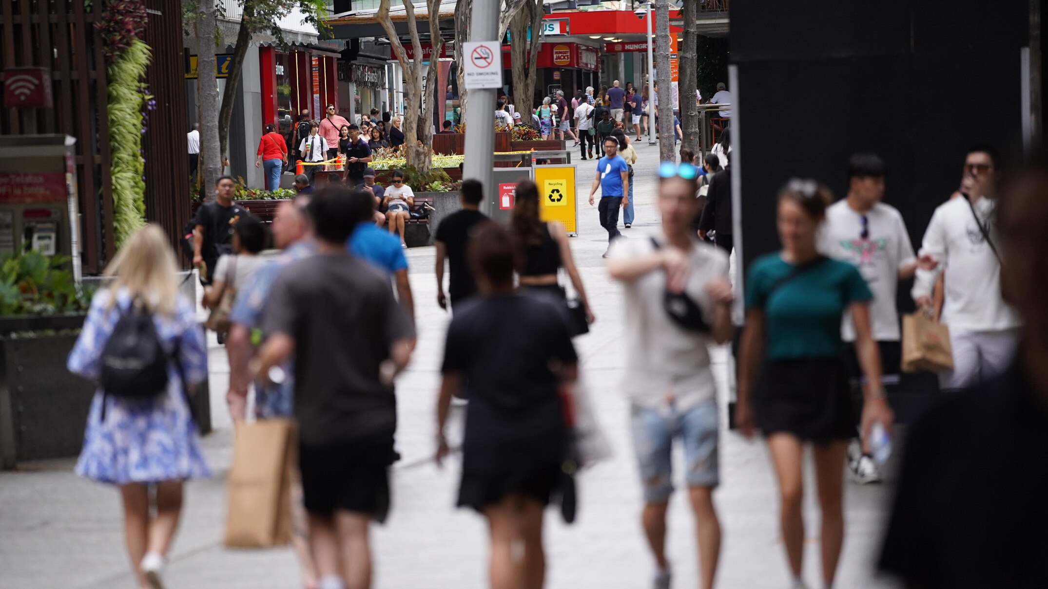 Australia's economy growing at 2.5 per cent annually as slowdown begins