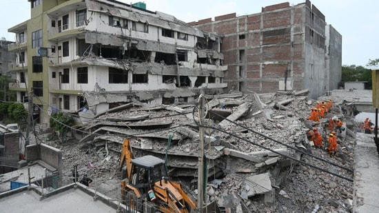Delhi building that collapsed near Saket metro had two new floors added ...
