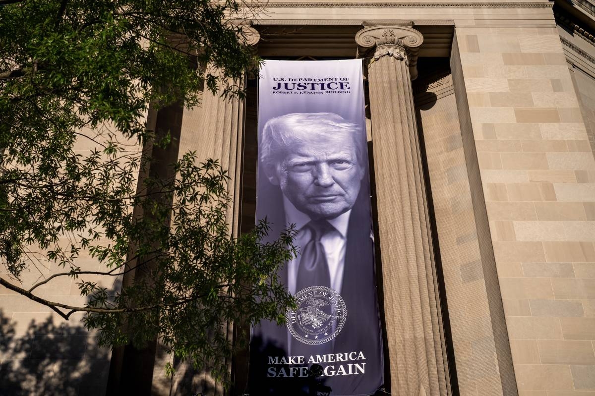 Trump signs an executive order that invites vetting of top AI models ...