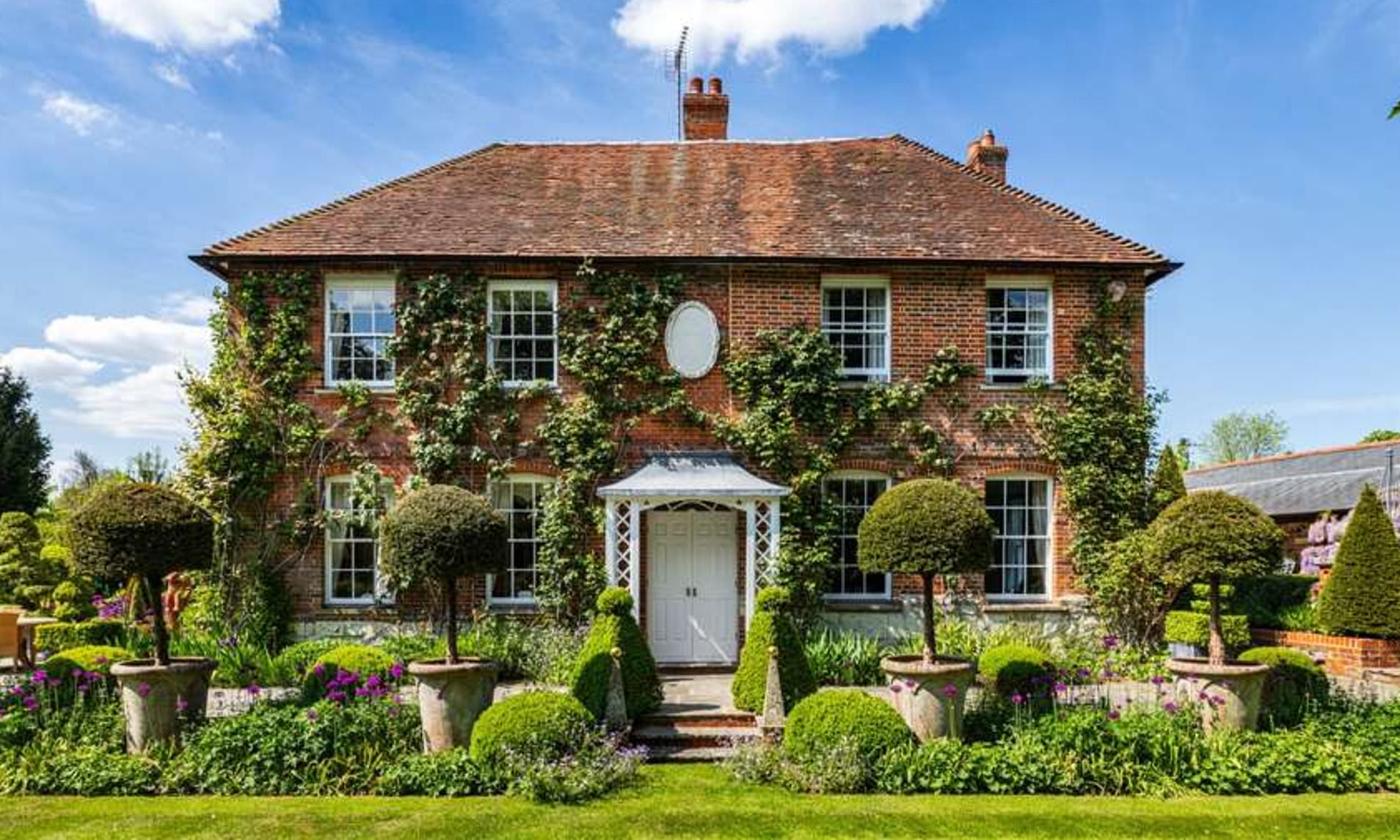 Alan Titchmarsh finally sells £3.5m farmhouse at heart of village row ...