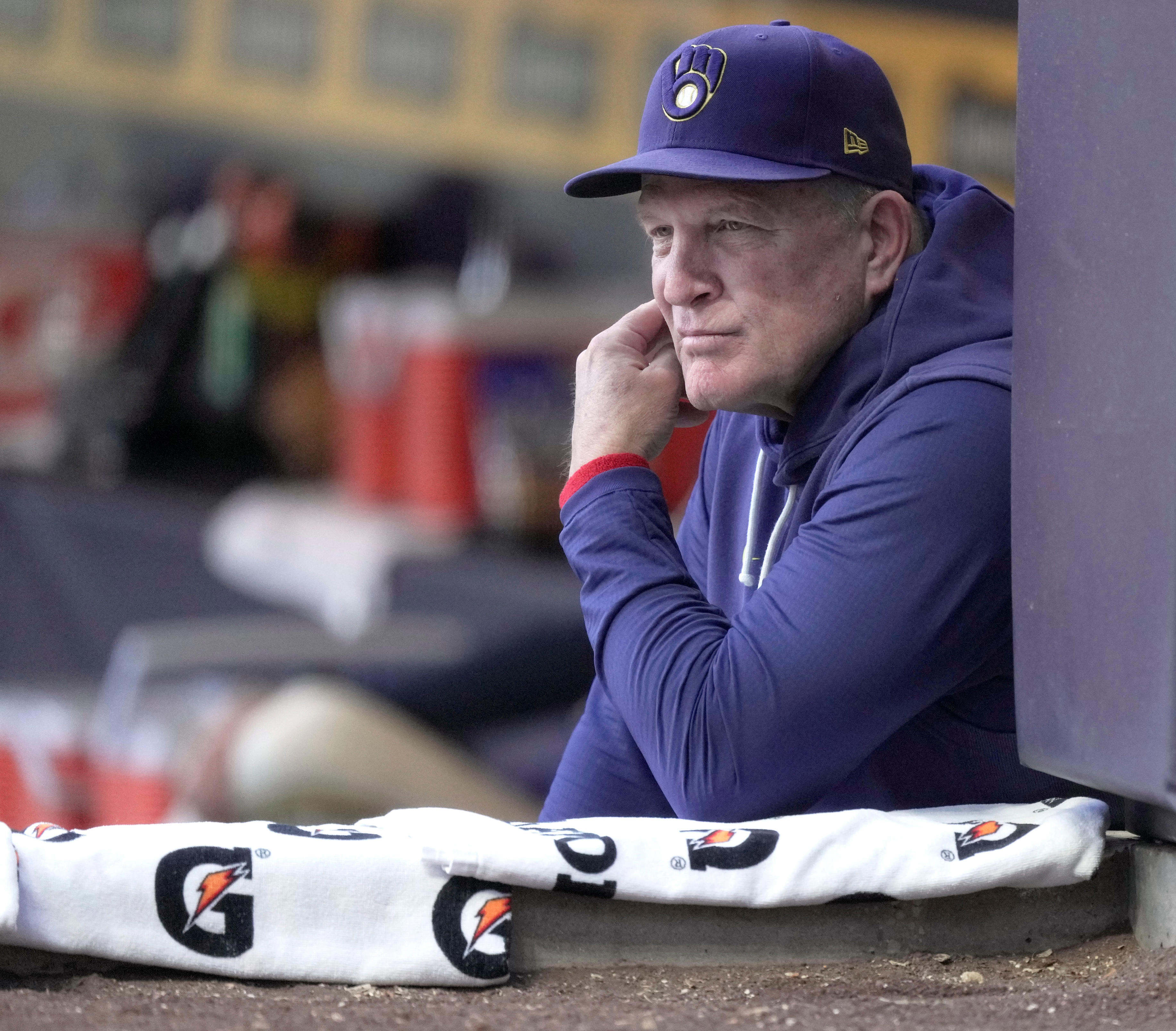 Pat Murphy won't be making pitching changes as he deals with hip pain