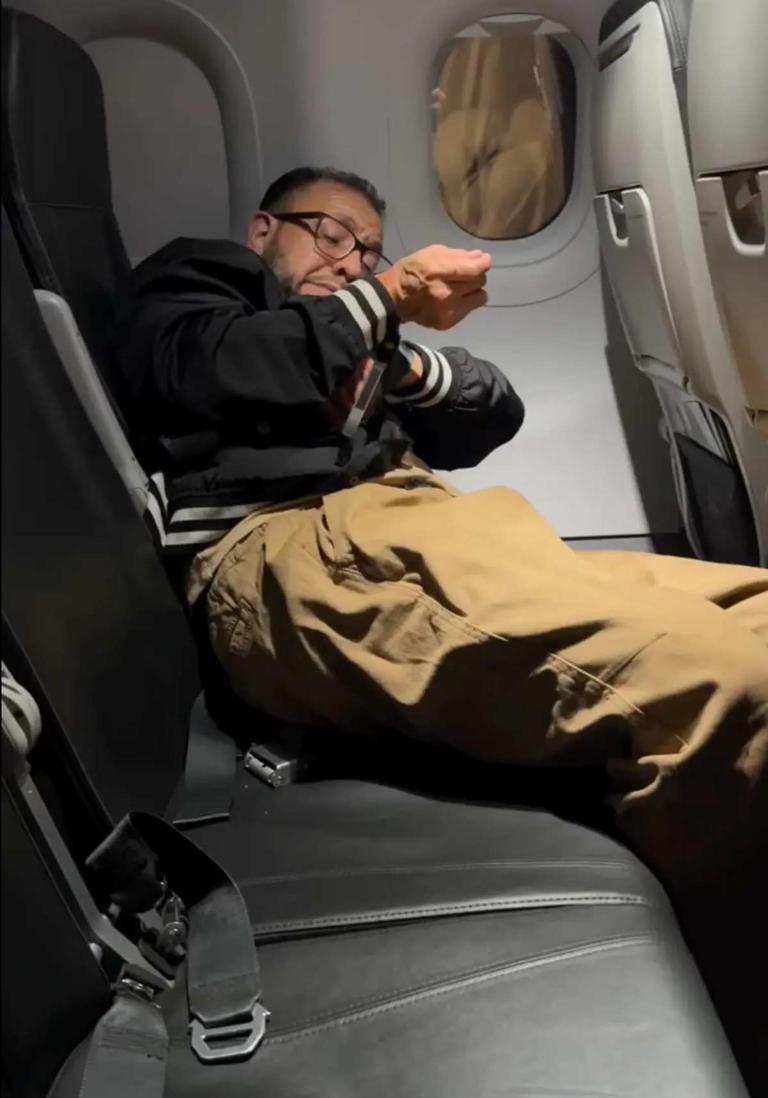 Former MMA fighter helps restrain passenger who tried to open exit door ...