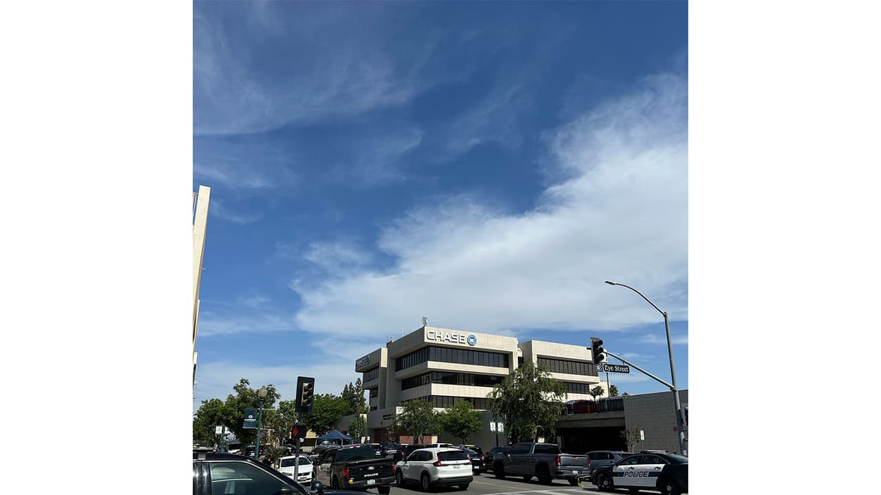 Bomb threat at California's Chase Bank; man barricades self inside