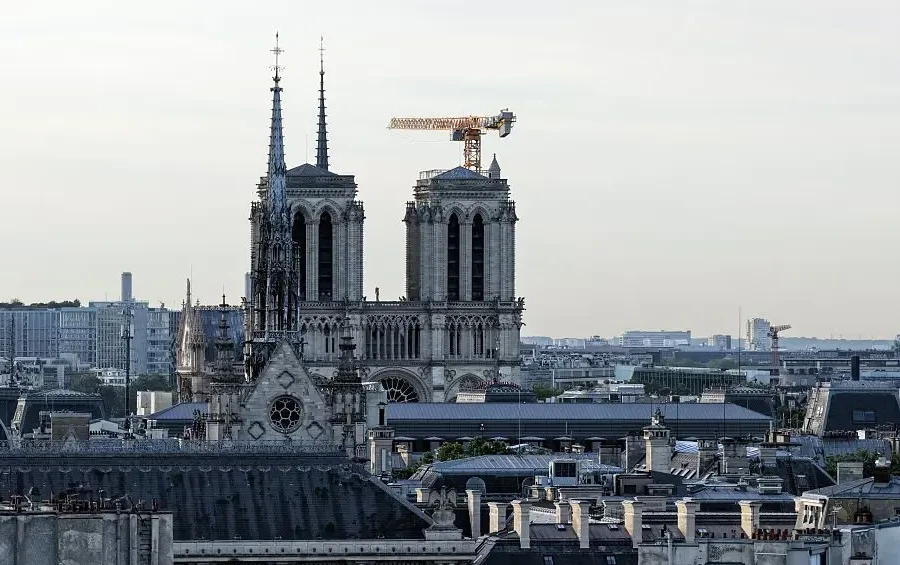 Notre Dame dig uncovers Constantine coin and mysterious pottery
