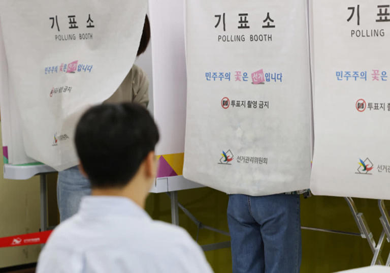 지방선거 투표율 오전 8시 4.5%… 4년 전보다 0.7%p↑