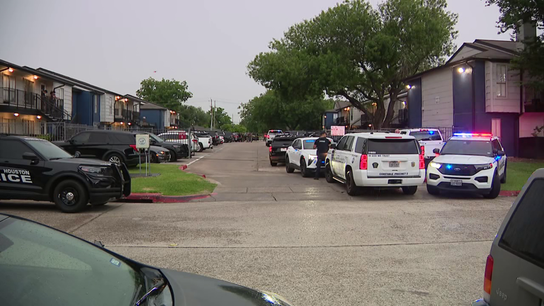 Standoff underway in southeast Houston, authorities on the scene