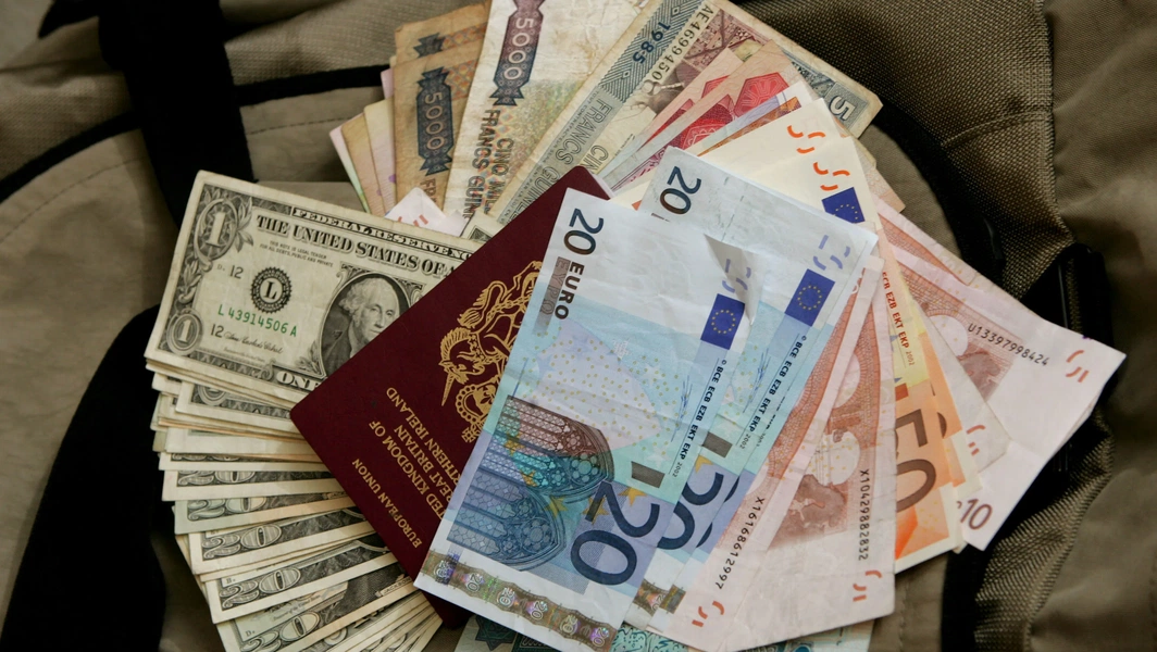 8 worst places to keep money while traveling
