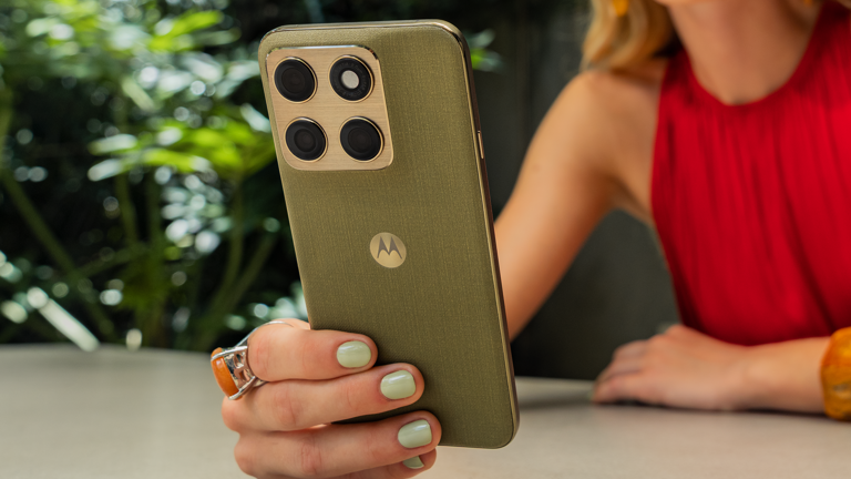 Motorola crams 2-day battery life into an impressively thin Edge