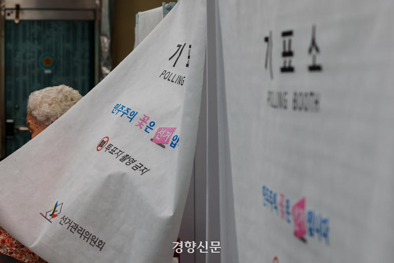 [속보] 지방선거 최종 투표율 60% 넘을까···오후 5시 현재 '57.4%' 4년 전보다 9.8%P↑