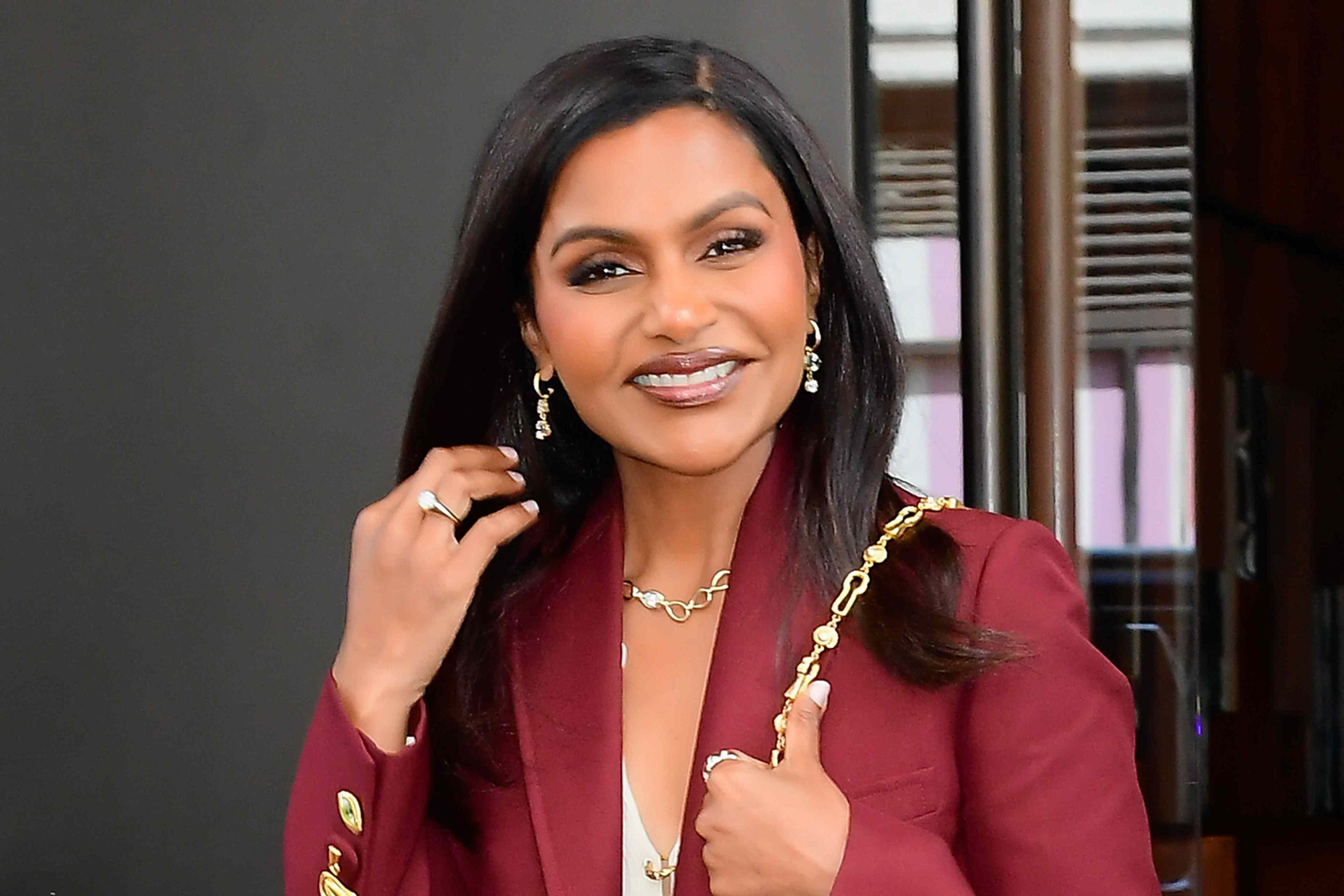 Mindy Kaling’s chain-link mini crossbody looks like this $9 Amazon pick ...