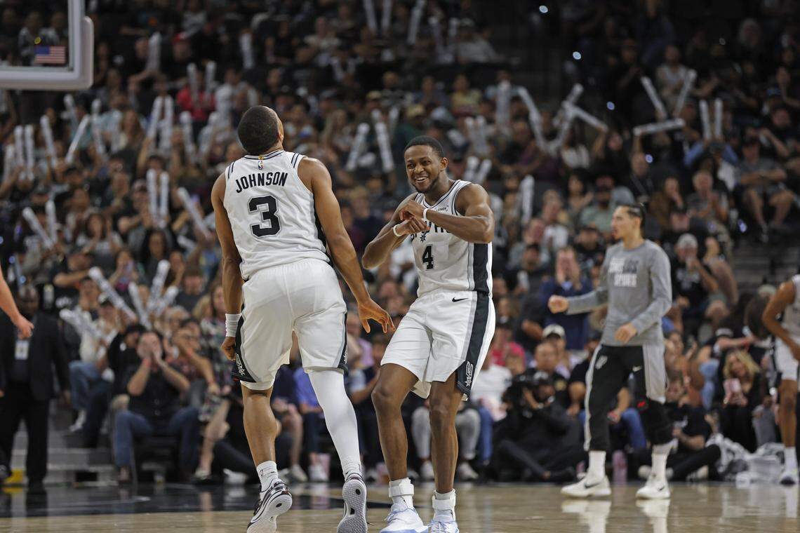 Sacramento Kings' dysfunction is sad subplot as Spurs face Knicks in ...