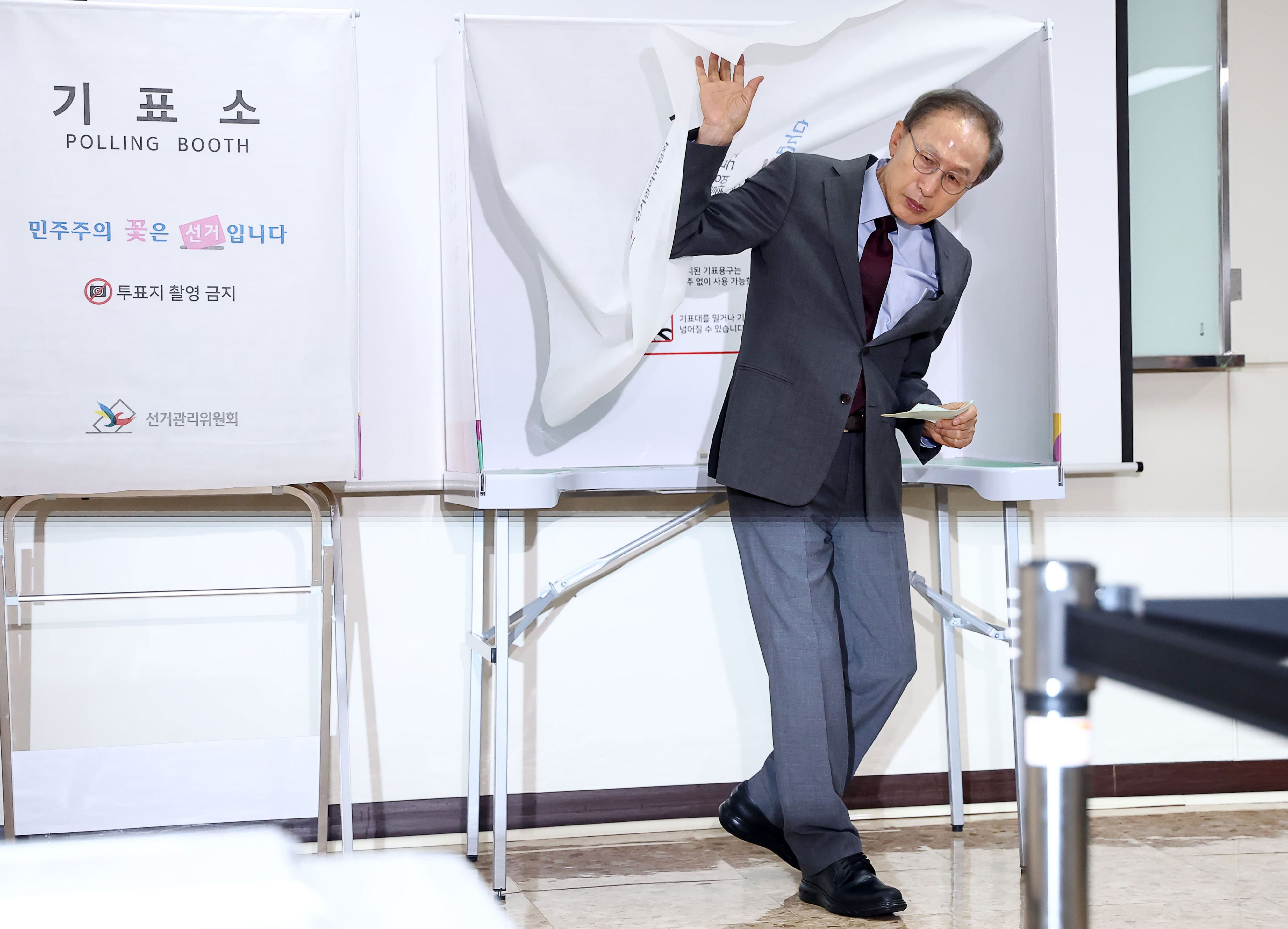 Former President Lee Myung-bak casts vote, urges citizen participation