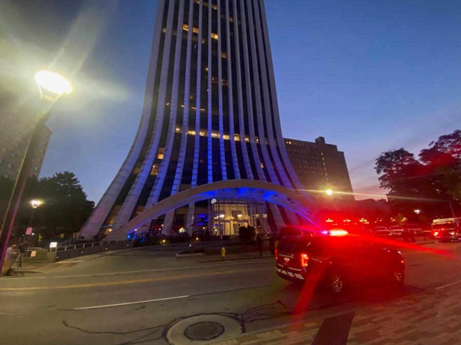 Power failure traps 3 window washers 22 stories outside Metropolitan ...